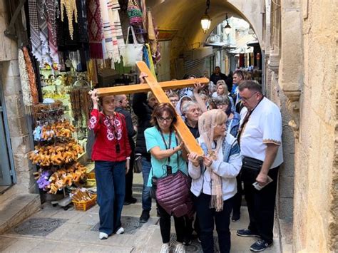 예수 수난의 길 따르는 순례객들 십자가 의미 묵상 한국일보