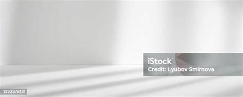 제품 프레젠테이션을 위한 추상적인 흰색 스튜디오 배경입니다 창의 그림자가있는 빈 방입니다 흐리게 배경이 있는 제품을 표시합니다 기치 단순함에 대한 스톡 사진 및 기타 이미지