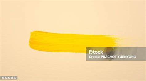 파스텔 어스 톤 배경에 핸드메이드 손으로 그린 브러쉬 스트로크 밝은 옐로우 골드 아크릴 컬러 캔버스에 유체 예술 질감 그래피티에 대한 스톡 사진 및 기타 이미지 Istock