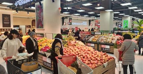 모양 독특한데 맛있네이색 과일 파는 이곳