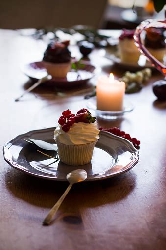 수 제 컵 케 익 바닐라 크림 신선한 장과 축제 테이블에 민트 접시에 0명에 대한 스톡 사진 및 기타 이미지 0명 과일