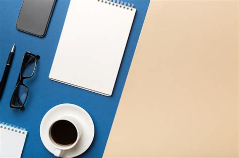 노트북과 커피 한 잔이 있는 현대적인 사무실 책상 테이블 디자인할 수 있는 빈 노트북 페이지입니다 상단 보기 플랫 레이 사무실에 대한 스톡 사진 및 기타 이미지 Istock