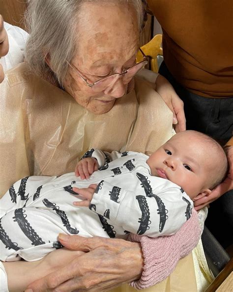 100歳の曾祖母動かないはずの右手を伸ばし 0歳のひ孫とはぐくむ関係に癒されて泣ける ラジトピ ラジオ関西トピックス