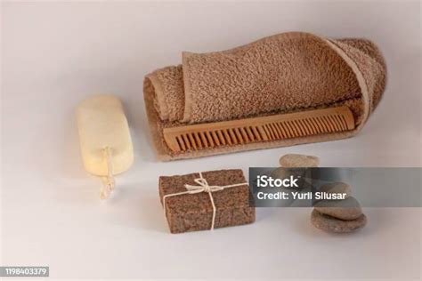 스파 및 웰빙 개념 천연 커피 스크럽 비누 오일 화장품 스프레이 박리 모래 돌 수건 천연 나무 헤어 콤 각질제거에 대한 스톡 사진 및 기타 이미지 Istock