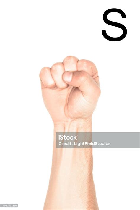 라틴 문자s 귀 머 거리와 벙어리 언어 흰색 절연을 보여주는 남성 손의 부분 보기 감각 지각에 대한 스톡 사진 및 기타 이미지