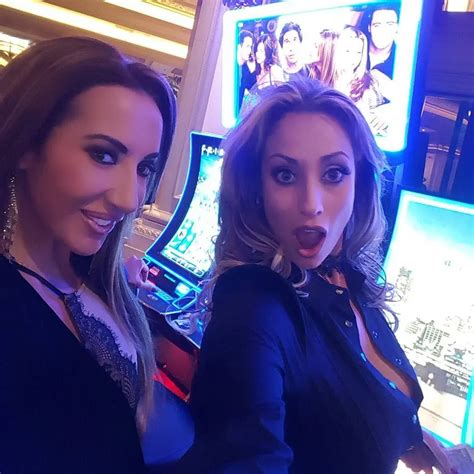 Eva With Kelly Divine Scrolller