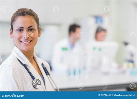 Закройте вверх по портрету уверенно доктора на медицинском офисе Стоковое Фото изображение