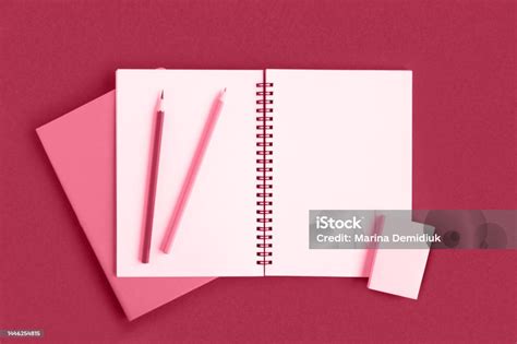 연필로 노트북 Viva 마젠타 색 배경 나선형 메모장에 노트북을 엽니다 평면도 쓰기를 위한 빈 흰색 페이지가 있는 메모장 사무실 플랫 레이 공간 복사 발렌타인 데이 사랑 0