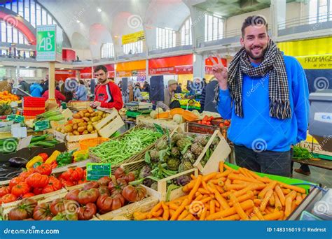 Franz Sische Marktszene In Villefranche Sur Saone Beaujolais Redaktionelles Stockbild Bild