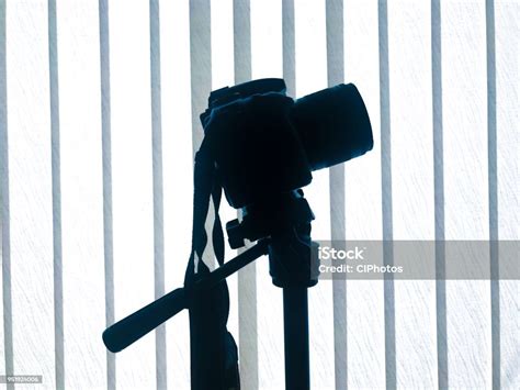 Slr 카메라 삼각대 실루엣 공격 으로부터 회색과 흰색에 줄무늬 배경 사진 스튜디오 30 39세에 대한 스톡 사진 및 기타 이미지 30 39세 기업 비즈니스 남자