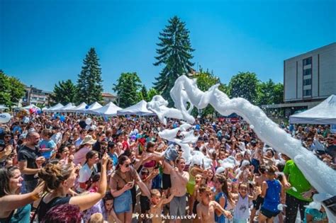 Много щастливи деца събра днес традиционният празник „Усмивка“ във Враца снимки