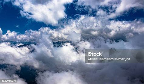 Gunung Dengan Bercak Awan Dan Langit Biru Di Pagi Hari Dari Sudut Datar