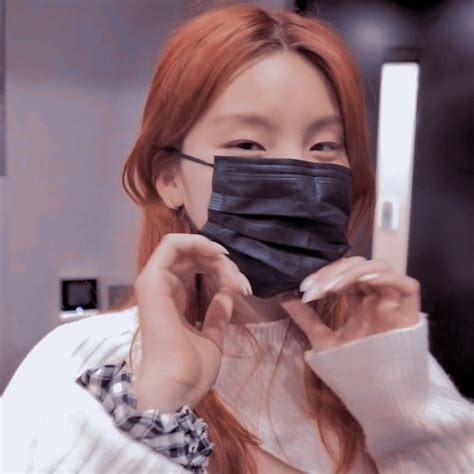 Pin By Yeon Jeon On Itzy Itzy Mirror Selfie Selfie