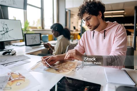 새로운 게임 디자인을 함께 작업하는 전문 게임 디자이너 비디오 게임에 대한 스톡 사진 및 기타 이미지 비디오 게임 디자인 전문가 창의력 Istock