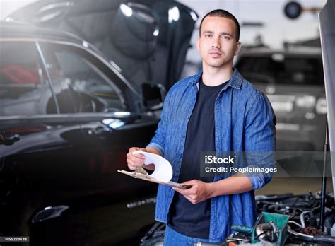 자동차 검사 및 유지 보수를 위해 작업장이나 차고에서 체크리스트가있는 자동차 엔지니어링 및 정비사 모터 오일 파이프 누출 수리
