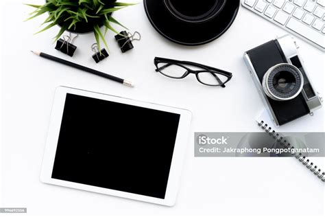 평면 컴퓨터 노트북 복고풍 영화 카메라와 홈 오피스에 고정 현대 흰색 책상 작업 테이블 포함 최고 보기의 위치에 대 한 Copyspace 추가 텍스트 또는 그래픽 갈색에