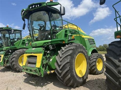 John Deere 8600 Combine