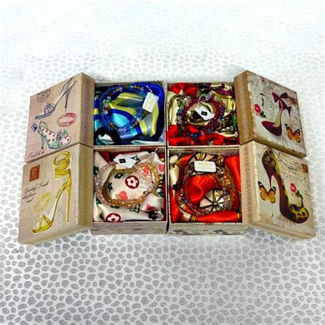 Set 4 Pachete Stylish Pentru Femei Cu Esarfa Eleganta Si Doua Bratari In Cutie Cadou Velve