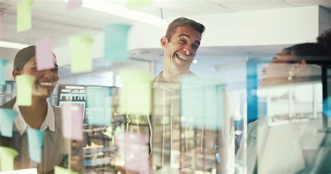 유리 보드 브레인 스토밍 및 사무실의 사업가 잡지 편집을위한 재미와 대화 카피라이팅 저널리스트와 팀워크 협업 웃음 또는