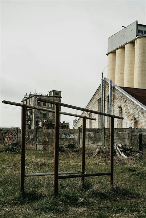 Urbex 강철 건물 건설 건설 현장 건축 계단 골조 공장 그래피티 그런지 금속 가공 금속 빔 껄끄 러운