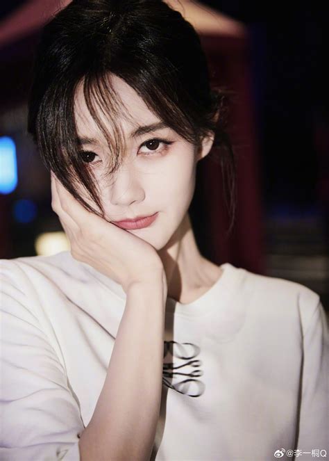 China Entertainment News Li Yitong At Fashion Event