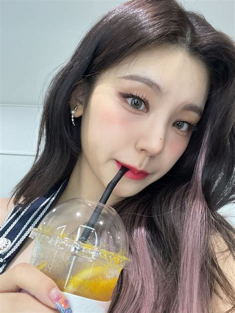 Pin De 𓆩♡𓆪 Em ~⋆ ೃ࿔ ･~ Jennie Blackpink Parecidas Kpop