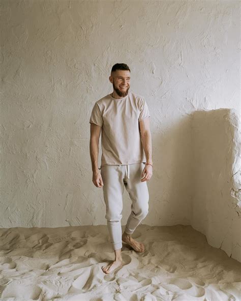 ДИВАНЫ КРОВАТИ ПОСТЕЛЬНОЕ БЕЛЬЕ ПУФЫ ЖУРНАЛЬНЫЕ СТОЛИКИ Диван Modo в гостиной студии 🤍 Стильно