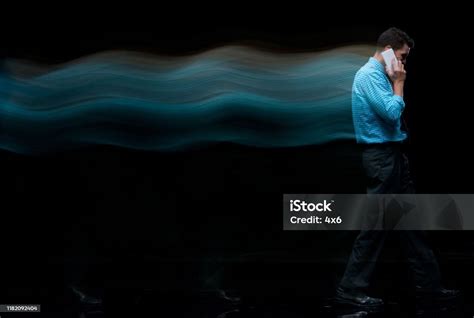 양복을 입은 전체 길이 1인 1인 사이드 뷰 프로필 보기 3039세 성인 잘생긴 사람들 백인 젊은 남성 남성 사업가 비즈니스 맨