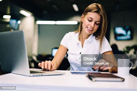 좋은 아이디어에 만족 넷북 도구에 연결 스타일러스와 디지털 태블릿에 숙련 된 여성 디자이너 그리기 학습을위한 노트북 컴퓨터를 사용하여 태블릿에 스케치를 만드는 긍정적 인