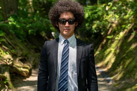 未来からあなたを助けに来ました。と意味不明な言葉を発すエージェントアフロりゅうじ｜山形県の写真ならアフロりゅうじフリー素材サイト