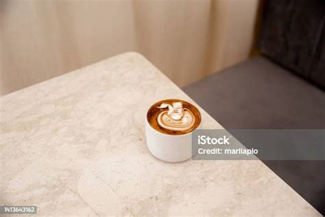 카페의 흰색 대리석 배경에 라떼 아트가있는 맛있는 카푸치노의 흰색 컵 라떼아트에 대한 스톡 사진 및 기타 이미지 라떼아트 행복 단일 객체 Istock