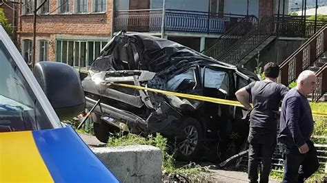 ავარია სენაკში ავტომობილი ბორდიურს შეეჯახა და საცხოვრებელი სახლის ეზოში შევარდა