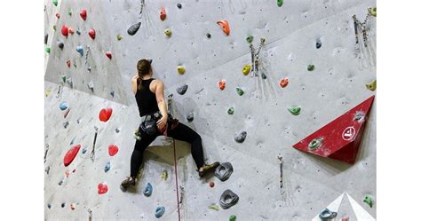 Дете падна от стена за катерене в столичен мол