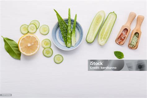 천연 허브 스킨 케어 제품입니다 상위 뷰 재료 오이 알로에 베라 레몬과 히말라야 최고의 테이블 개념에 소금 모든 자연 얼굴 로션 페이셜 트리트먼트 준비 배경입니다 가꿔주기에