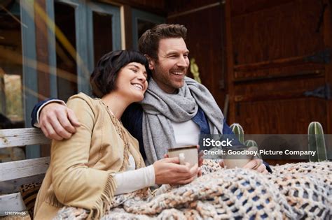 시원한 아침에 밖에서 벤치에서 커피를 마시는 웃는 커플 커피 마실 것에 대한 스톡 사진 및 기타 이미지 커피 마실 것 커플 가을 Istock