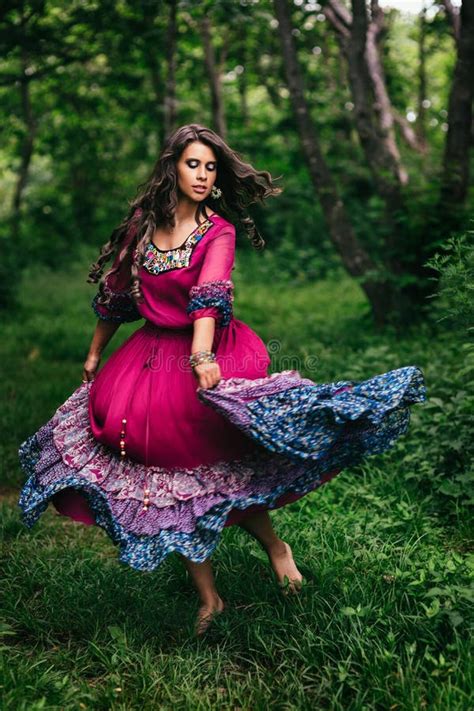 Retrato De Un Gitano Hermoso De La Muchacha Imagen De Archivo Imagen De Exterior Elegancia