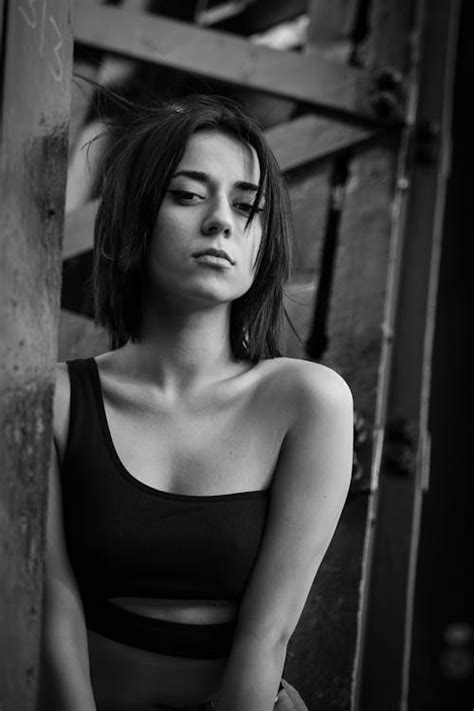 머리띠 블랙 앤 화이트 사람 선글라스 수직 쐈어 젊은 여성 초상화 포즈를 취하는에 관한 무료 스톡 사진