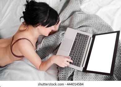 Sexy Naked Woman Loking White Laptop库存照片 Shutterstock