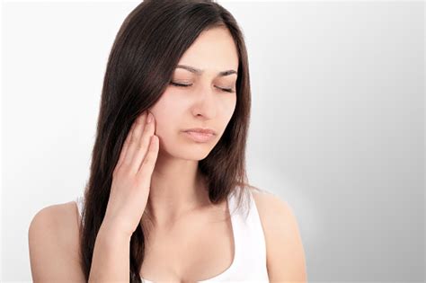 고통에 여자입니다 아름 다운 젊은 여성 느낌 고통 스러운 치 통 손으로 얼굴을 만지고의 근접 촬영 슬픈 여자를 강한 치아 턱 이나 목 통증 느낌을 강조 했다 치과 건강 및