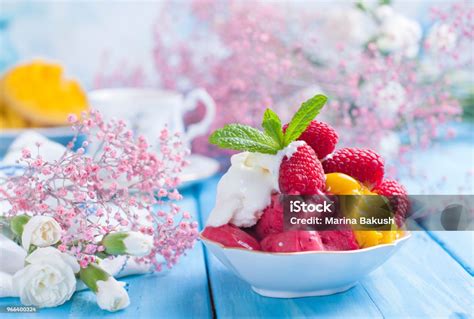 밝은 꽃 라스베리 아이스크림 하 고 푸른 나무 배경에 접시 민트 모닝 커피와 빛과 꽃의 컵 빈티지 사진입니다 공간 복사 강판에 갈기에 대한 스톡 사진 및 기타 이미지