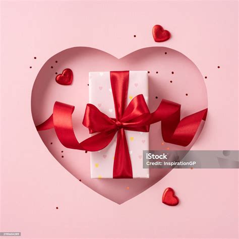 로맨틱한 발렌타인 데이 사각형 이미지로 하트 모양의 컷아웃 안에 빨간 리본이 달린 선물 상자가 특징입니다 0명에 대한 스톡 사진 및 기타 이미지 Istock