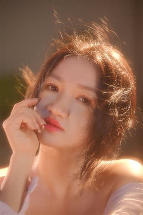 집 밖의 감광도 감정적 인 고요한 관능적인 광점 꿈 같은 낭만적인 다정한 따뜻한 빛 머리 모델 몽환 미묘한 바람에 흩날리는 머리카락 반투명