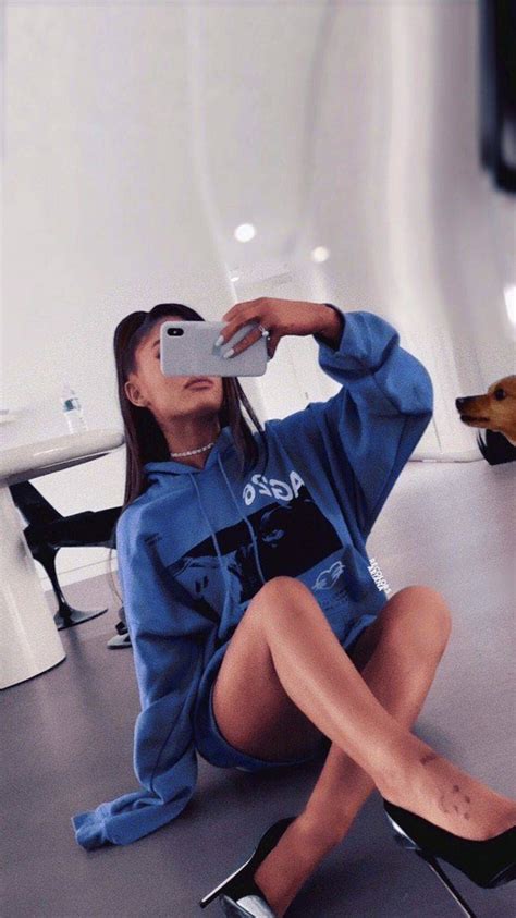 Ariana Grande Scrolller