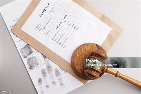 판사는 보석 지문 카드 및 종이 봉투를 사용하여 증거를 포장합니다 증거에 대한 스톡 사진 및 기타 이미지 증거 법원 봉투