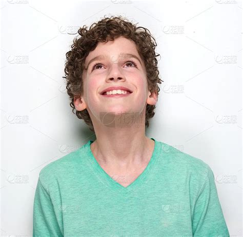 微笑的男孩抬头看素材 花瓣网 微笑的男孩抬头看素材 花瓣网