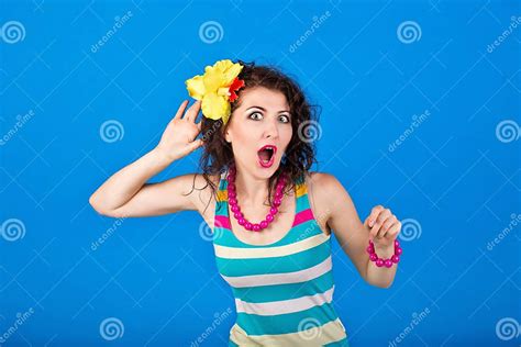 Симпатичная удивленная девушка в костюме матроса Стоковое Изображение изображение