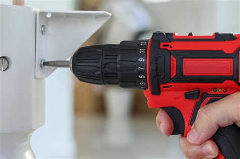 무선 드라이버를 사용하여 집에서 흰색 테이블 가구를 조립하는 남자 Diy에 대한 스톡 사진 및 기타 이미지 Diy 가구 개성 개념 Istock