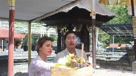 Ingin Jerinx SID Segera Bebas, Nora Alexandra Berdoa ke Pura - ShowBiz Liputan6.com