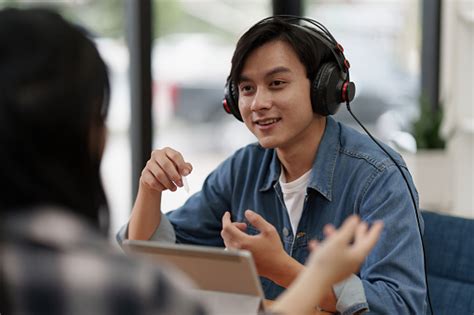 홈 스튜디오에서 일하는 오디오 팟캐스트를 만드는 아시아 팟캐스트 제작자 20 29세에 대한 스톡 사진 및 기타 이미지 20 29세 2명 Dj Istock