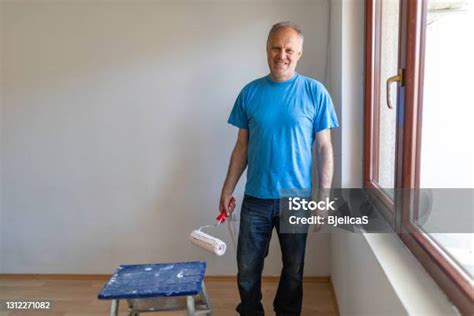 집에서 내부 벽을 그리는 동안 페인트 롤러와 성숙한 남자의 초상화 Diy에 대한 스톡 사진 및 기타 이미지 Diy 가정 생활 가정의 방 Istock